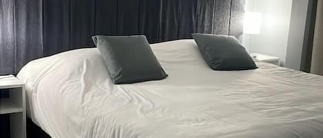 Quarto casal ou duplo luxo, vista para o jardim | Roupas de cama premium, edredons de pluma, camas Select Comfort