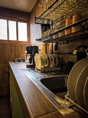 Apartamento Familiar, vista para o jardim | Cozinha privada | Um frigorífico, um micro-ondas, um forno, uma chaleira elétrica