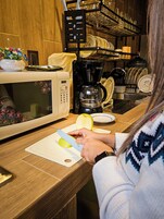 Um frigorífico, um micro-ondas, um forno, uma chaleira elétrica 