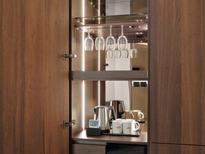 Edredons de pluma, cofres nos quartos, escrivaninha, cortinas blackout