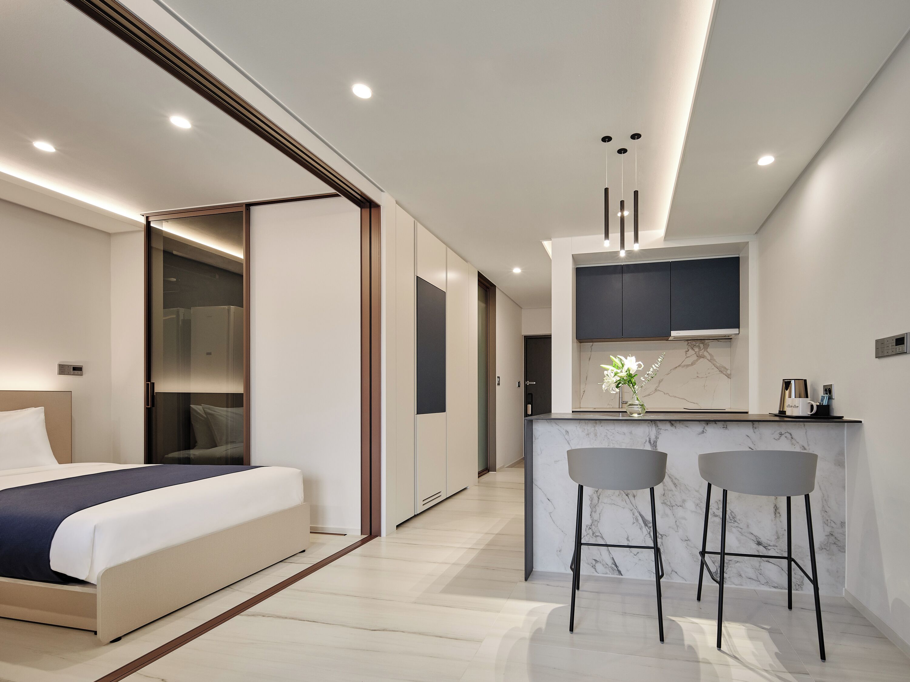 Edredões de penas, cofre no quarto, secretária 