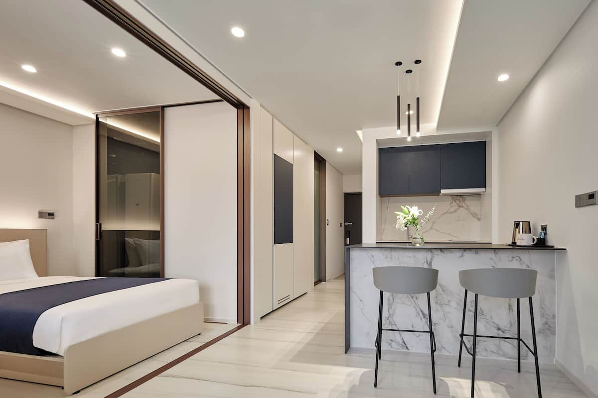 Edredões de penas, cofre no quarto, secretária