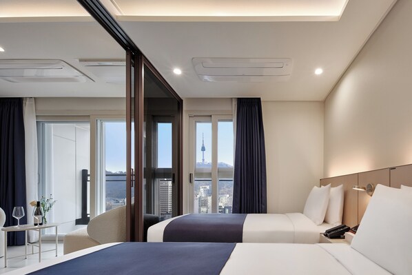 Edredons de pluma, cofres nos quartos, escrivaninha, cortinas blackout