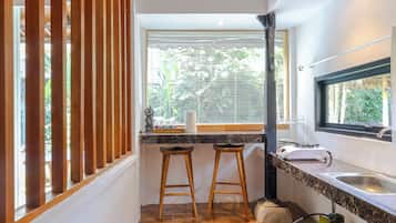 Superior Room (1 double bed, 1 Single bed) pool view | Cozinha privada | Um frigorífico no espaço comum, um micro-ondas no espaço comum
