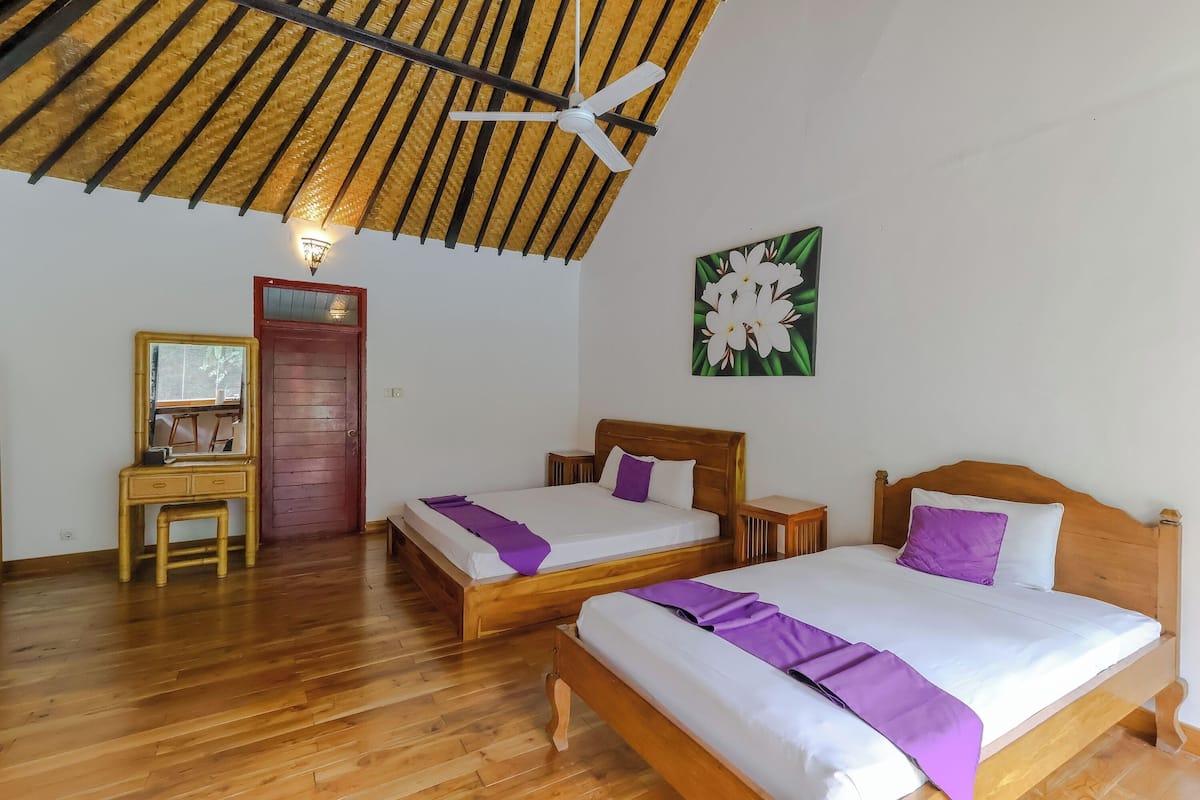 Superior Room (1 double bed, 1 Single bed) pool view | Escrivaninha, Wi-Fi de cortesia, roupa de cama