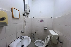 Quarto Superior | Casa de banho | Um polibã, um chuveiro fixo, artigos de higiene pessoal grátis