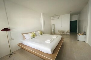 Quarto Duplo | Secretária, Wi-fi grátis, roupa de cama fornecida