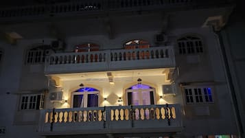 Fachada do alojamento (tarde/noite)