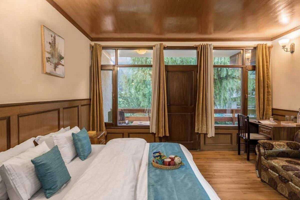 Quarto Duplo de Luxo, varanda, vista para a montanha | Secretária, secretária adequada para computadores portáteis