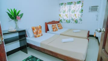 Quarto triplo econômico, vista para a cidade | Escrivaninha, Wi-Fi de cortesia