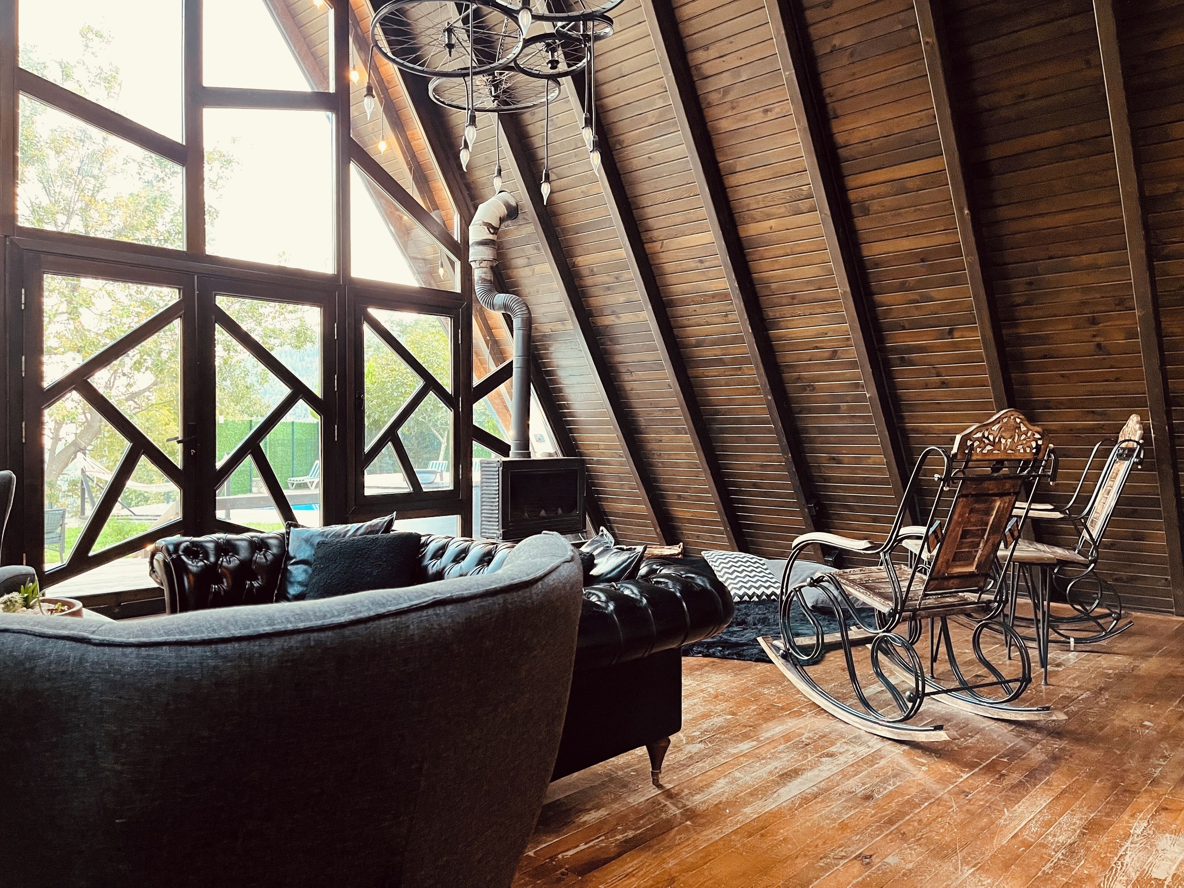 Bungalow Premium, piscina privativa, vista para a montanha | Sala de estar | Televisor LCD de 43 de polegadas com canais digitais, lareira, Netflix 