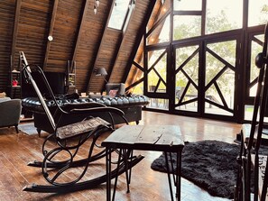 Bungalow Premium, piscina privativa, vista para a montanha | Sala de estar | Televisor LCD de 43 de polegadas com canais digitais, lareira, Netflix 