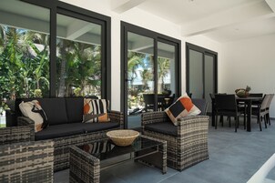 Villa Deluxe, pátio | Cofre no quarto, secretária 