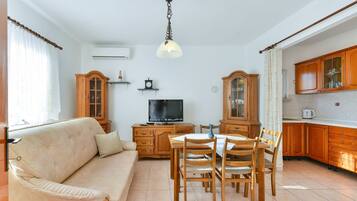 Apartamento conforto, para não fumantes, vista para o jardim | Área de estar | TV de tela plana 100 cm com canais via satélite