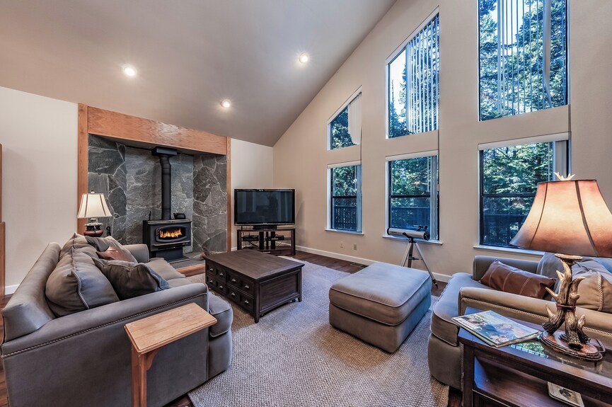 Granite Ridge Getaway ~ Chill Deck Vibes + Ac - Shaver Lake, CA