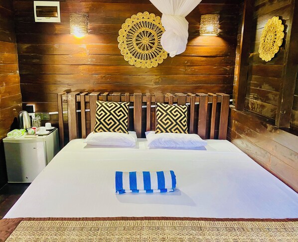 Chalé Deluxe, varanda, vista para o jardim | Secretária, secretária adequada para computadores portáteis