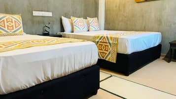 Quarto Triplo Deluxe, varanda, vista para o jardim | Secretária, secretária adequada para computadores portáteis