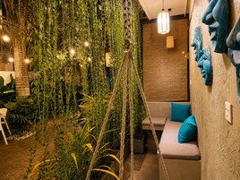 Quarto Triplo Deluxe, varanda, vista para o jardim | Secretária, secretária adequada para computadores portáteis