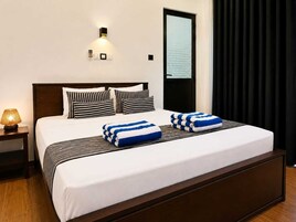 Quarto Duplo Deluxe, varanda, vista para o jardim | Secretária, secretária adequada para computadores portáteis