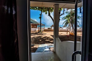 Quarto Triplo Standard, várias camas, ar condicionado, vista para o mar | Vista para a praia ou o mar