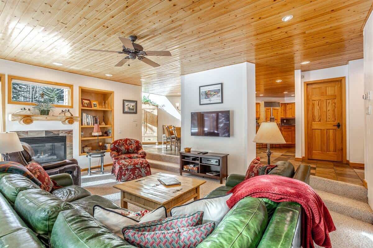 Creekfront Vail Retreat W/ Hot Tub & Shuttle - Vail, CO
