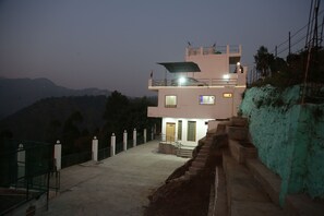 Fachada do alojamento (tarde/noite)