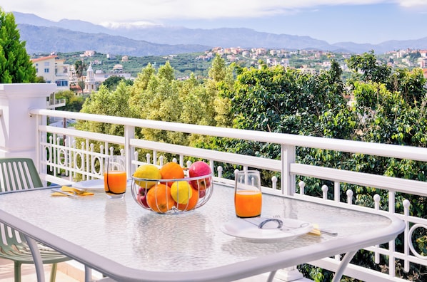 Apartamento, vista para a montanha | Sacada