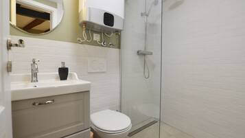 Estúdio (Studio Apartment) | Casa de banho | Toalhas fornecidas