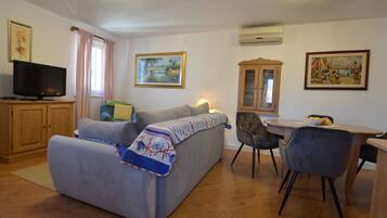 Apartamento (Two Bedroom Apartment) | Sala | Televisor de ecrã plano de 32 polegadas com canais via satélite