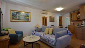 Apartamento (Two Bedroom Apartment) | Sala | Televisor de ecrã plano de 32 polegadas com canais via satélite