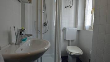 Apartamento (One Bedroom Apartment with Sea View) | Casa de banho | Um polibã, toalhas fornecidas