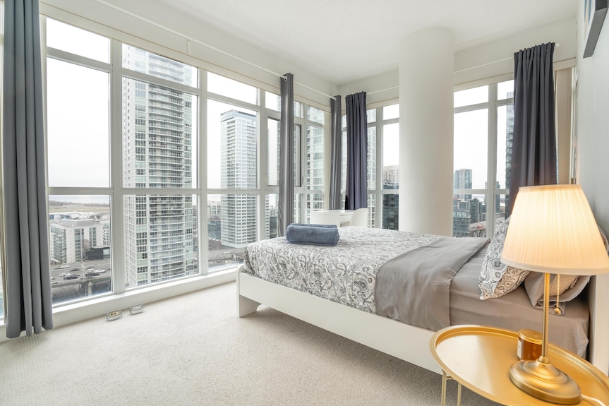 Stunning Condo Downtown Toronto With Incredible Lake Views. 5 Minutes Cn Tower. - Mississauga