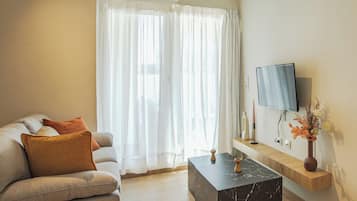 Apartamento luxo | Área de estar | TV LED 40 polegadas com canais a cabo