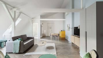 Two-Bedroom Comfort Suite | Sala de estar | Smart TV de 50 polegadas com canais via satélite