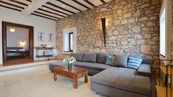 Apartamento (One Bedroom Apartment with Sea View) | Sala | Televisor de ecrã plano de 32 polegadas com canais via satélite