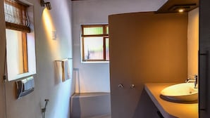 Um banheiro moderno com pia embutida, vaso sanitário e banheira.