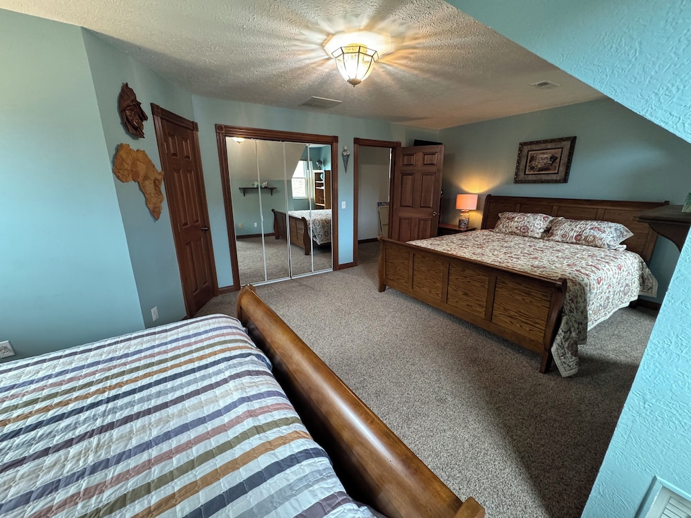 Family friendly 12 bed, Serene small town Louisa. Cozy with wifi, AC ...