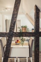 Apartamento Superior, 1 cama de casal e sofá-cama, não fumadores, varanda | Refeições no quarto