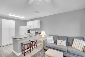 Condo, 1 cama Queen e sofá-cama (Grand Caribbean 225) | Área de estar