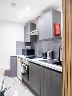 Apartamento | Cozinha privada | Um frigorífico, um micro-ondas, um forno, uma placa de cozinha 