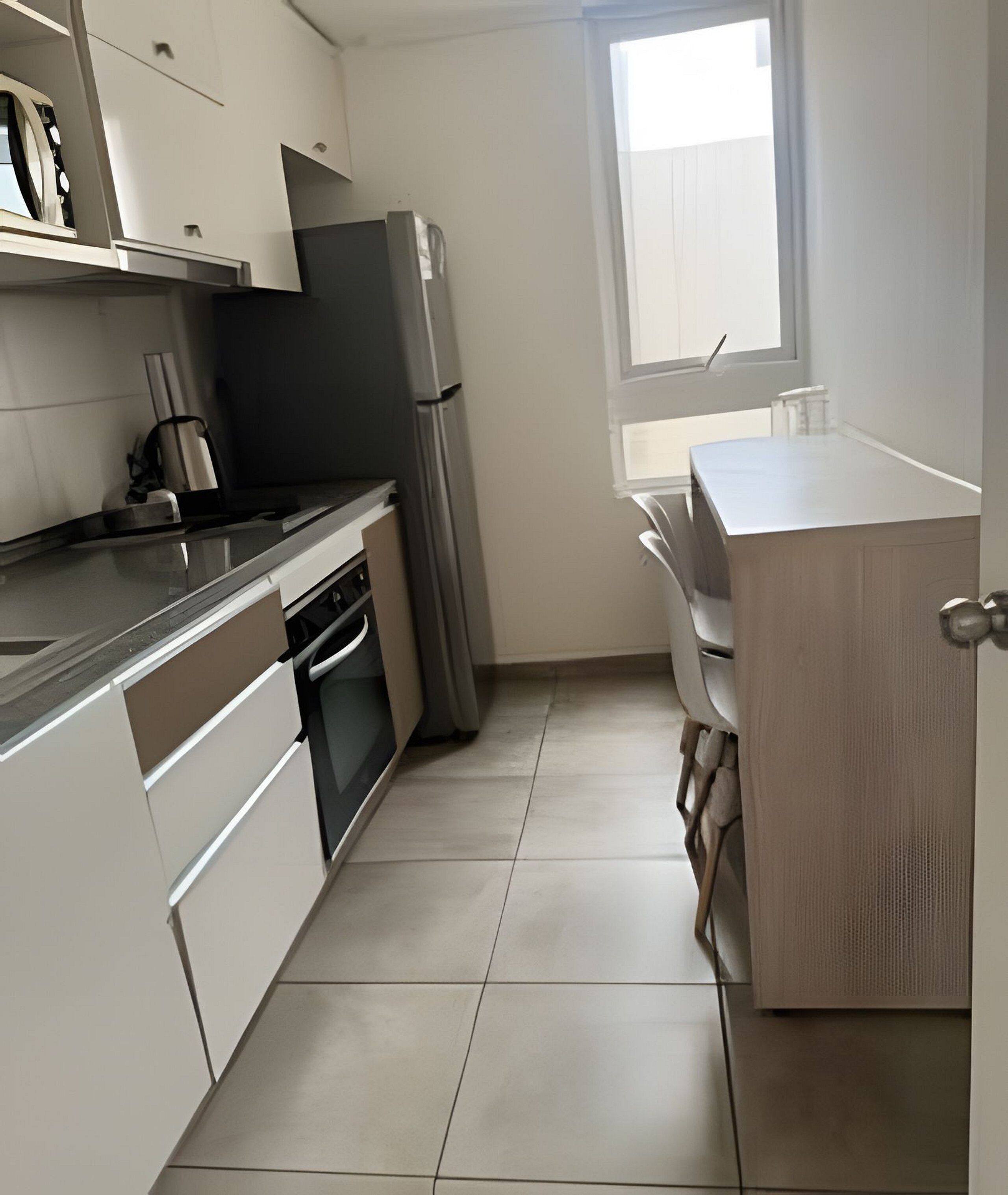 Apartamento | Cozinha privada | Geladeira grande, micro-ondas, fogão, cooktop