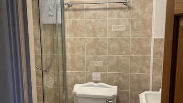 Quarto Duplo Standard | Casa de banho | Um polibã, artigos de higiene pessoal grátis, toalhas fornecidas