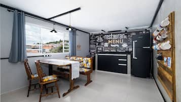 Suite-Estúdio Deluxe, lanai (alpendre havaiano), Vista para a cidade | Cozinha privada