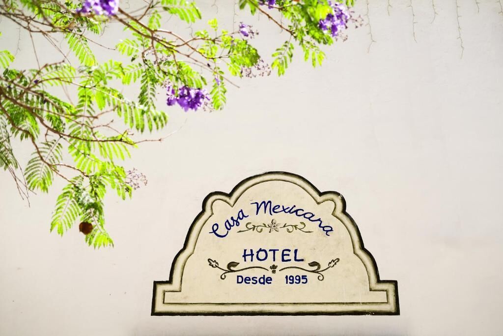 Placa com a inscrição 'Casa Mexicana HOTEL' e a data 'Desde 1995', indicando o ano de fundação.