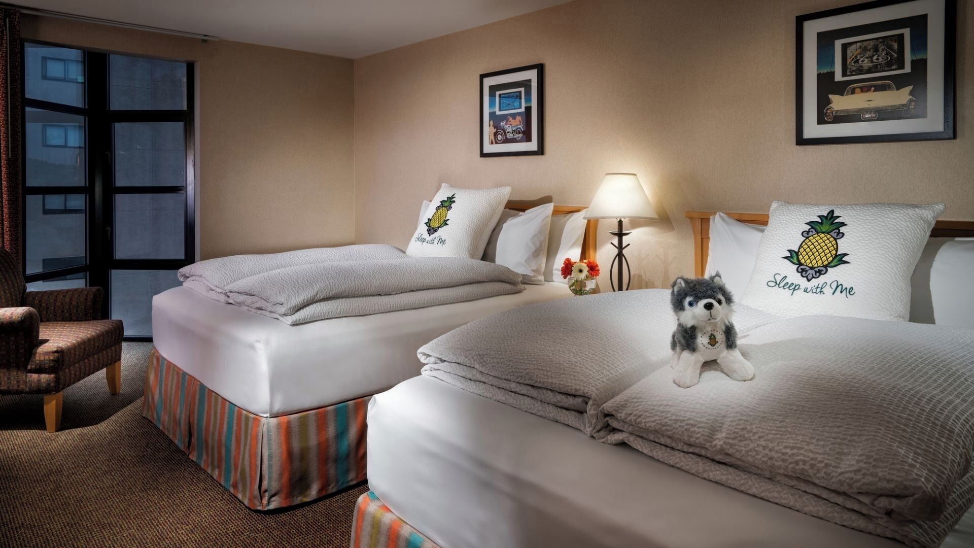 Staypineapple's Comfort Stay, Two Queen Beds, Pet-welcoming, By University - Seattle, WA