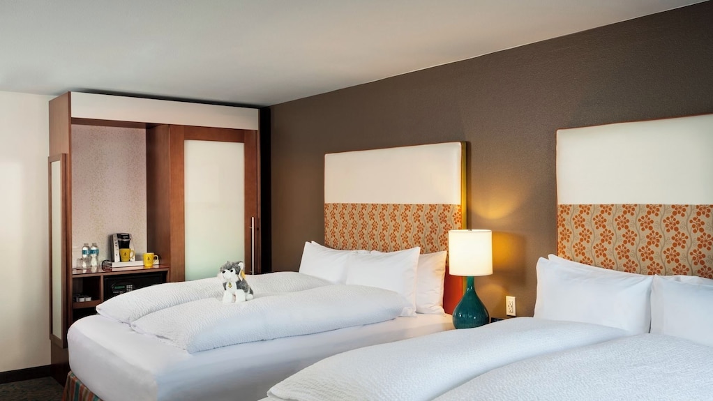 Seattle Stay W/ Tropical Decor | Pool Access & Pet-friendly - Seattle, WA