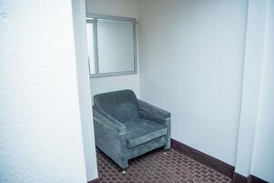 Escrivaninha, espaço de trabalho para notebook, Wi-Fi de cortesia