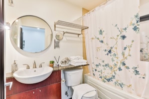 Apartamento Comfort | Casa de banho | Um secador de cabelo, toalhas fornecidas, sabão, champô