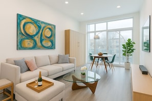 Apartamento Comfort | Sala de estar | Smart TV de 65 polegadas com canais digitais