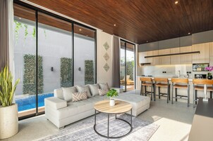 Villa Deluxe, 3 quartos, vista para a piscina | Sala de estar | Smart TV de 55 polegadas com canais digitais, Netflix 